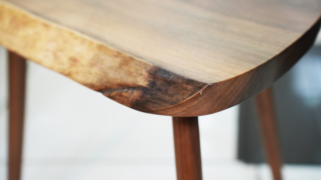 ジョージ・ナカシマの三角形天板を持つ名作テーブル「ウォルテーブル(Wohl Table)」 | 名作家具とデザインの話